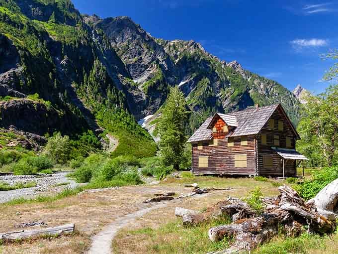 That moment when a rustic chalet meets towering peaks and you forget you're still in Washington State.