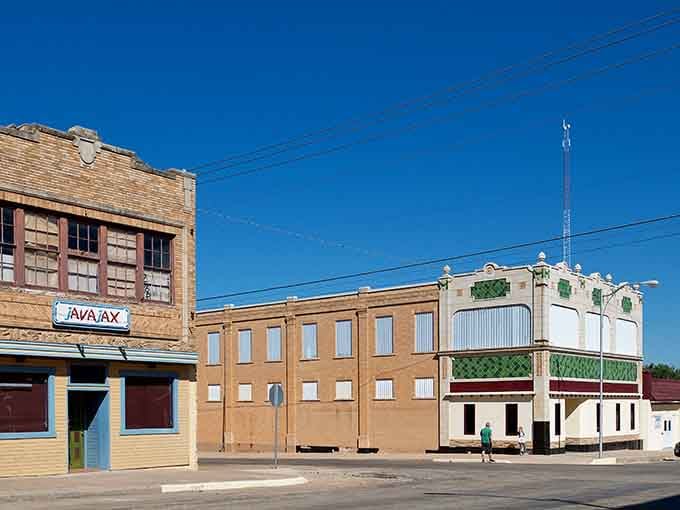  Old brick, wide streets, and zero traffic jams. Sweetwater is the real deal, folks.