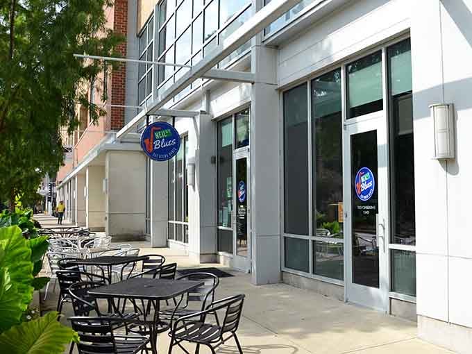 Sidewalk seating, fresh air, and Southern food waiting inside. Honestly, what more could you ask for on a perfect Illinois afternoon?