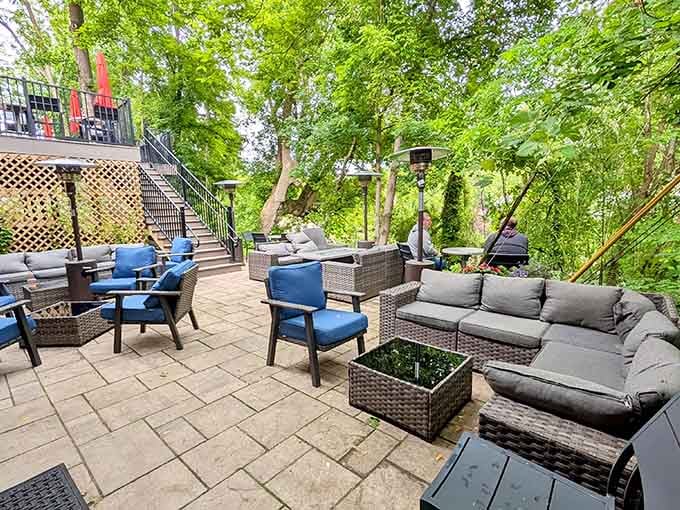 If this outdoor setup doesn't make you want to cancel your afternoon plans, nothing will.