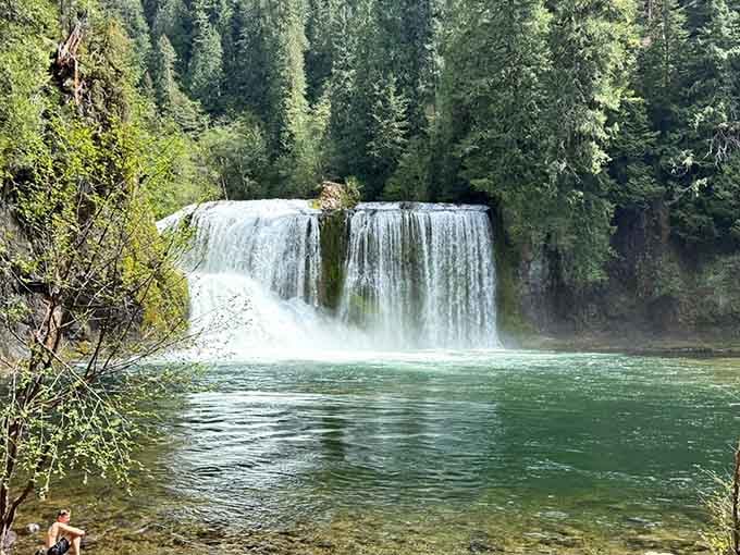That emerald pool isn't Photoshop trickery, it's just Washington showing off its natural color palette shamelessly.