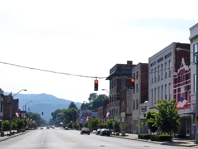 Mountains at the end of Main Street? Yes, Middlesboro casually uses the Cumberland range as its backdrop.
