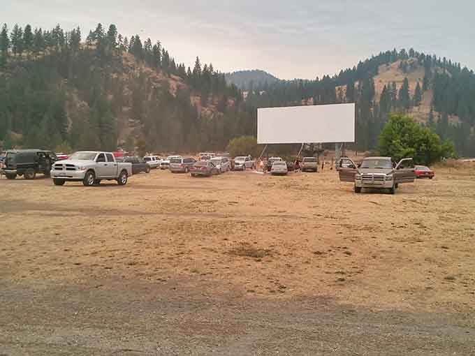 This Nostalgic Drive-In Theater In Washington Is The Last One Left East ...