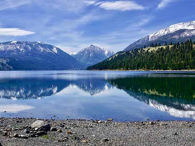 Mirror, mirror on the lake, who's the fairest mountain range of them all? Spoiler: it's this one.