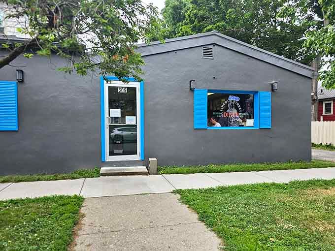 Gray walls, blue shutters, and big breakfast energy. This little building at 309 East Lincoln Street means serious business.