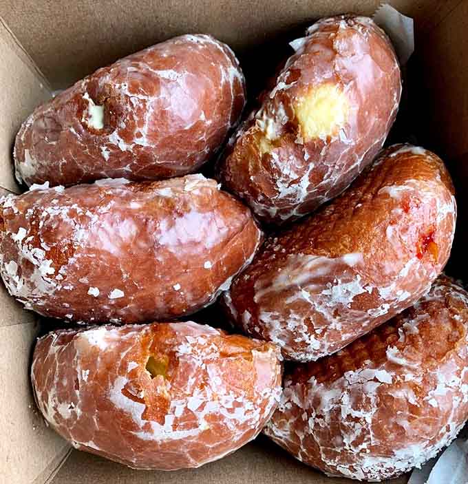 Pączki so plump and glazed they look like they've been living their best life. Dom Bakeries delivers.