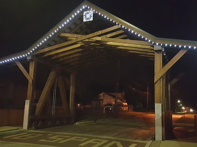 At night, this little bridge glows like a lantern. Geneva clearly knows how to dress up a landmark.