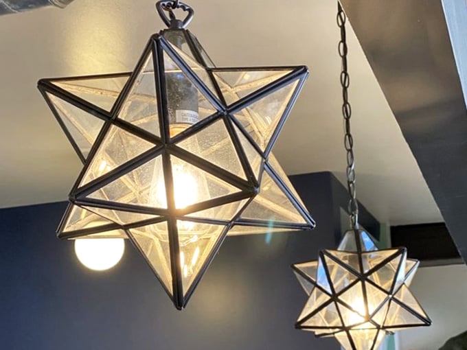 Those star-shaped pendant lights add just the right amount of sparkle without trying too hard to impress.