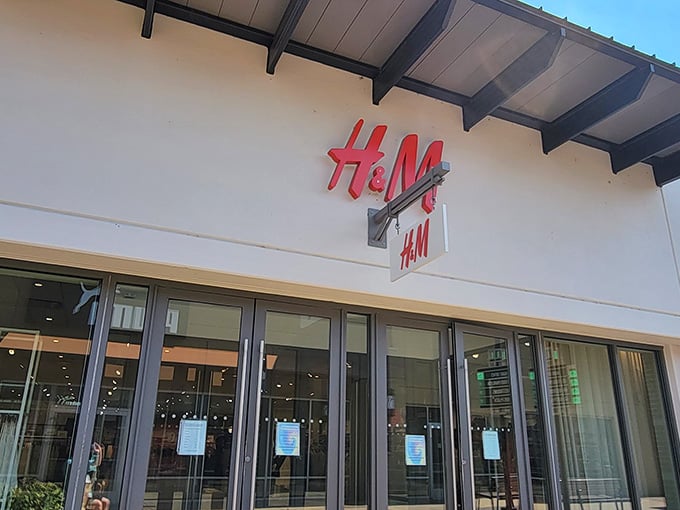 H&M proves fast fashion and outlet prices can coexist peacefully in suburban Missouri shopping centers.