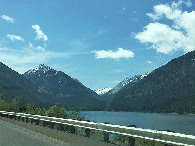 Even your commute looks like a postcard when the highway runs alongside scenery this ridiculously photogenic every single mile.