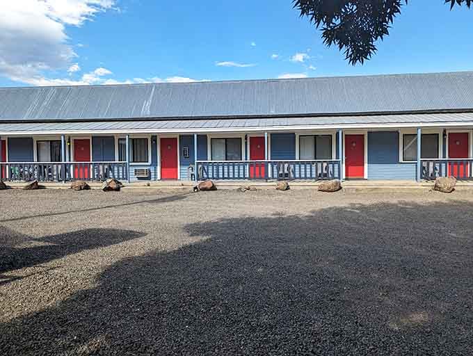 Blue walls, bold red doors, and smooth river rocks dotting the gravel lot give this motel a no-fuss, genuine charm.