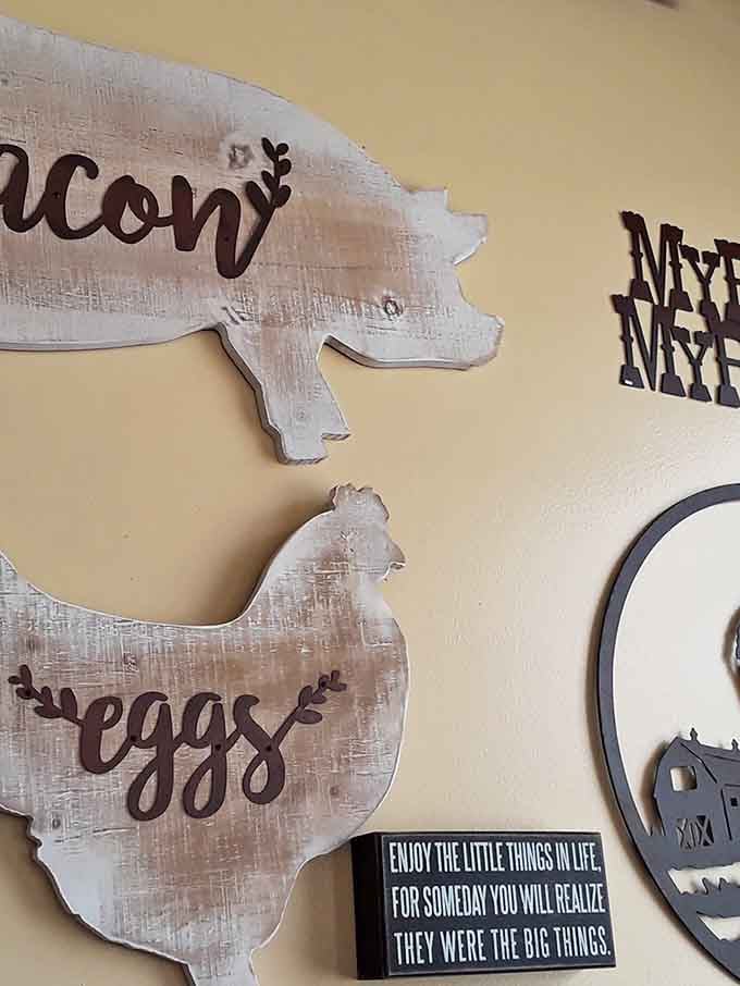Farmhouse decor reminds you that bacon and eggs have always been the breakfast champions of America.
