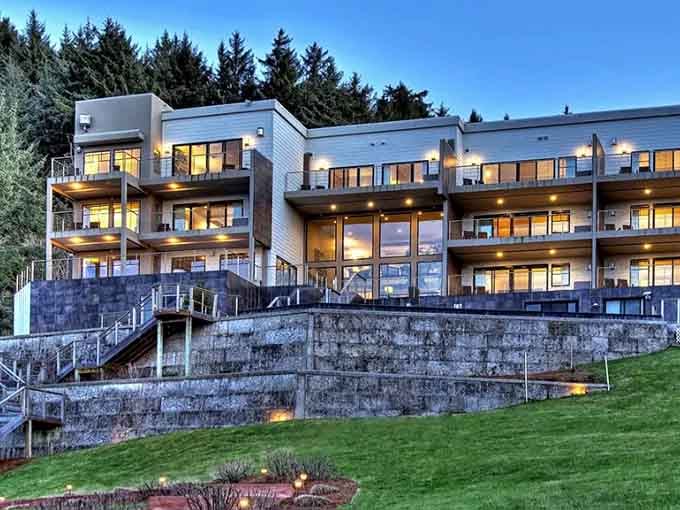 Whale Cove Inn sits above the coastline like it knows exactly how good it has it up there.