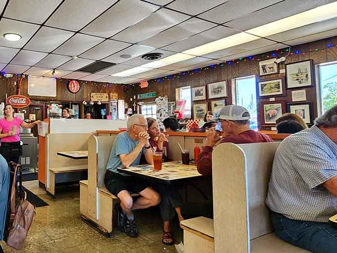 Full booths, good company, and hot food on the way. This is what a neighborhood restaurant looks like.