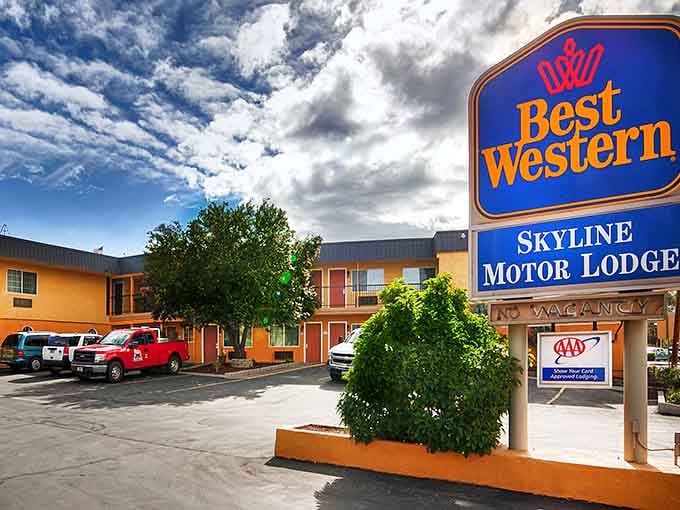 The Best Western Skyline Motor Lodge offers a comfortable home base for exploring Lakeview, with that classic roadside charm still fully intact.