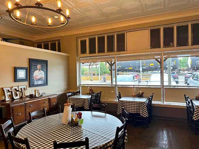 Large windows, a framed portrait on the wall, and those iconic FGT letters make this corner table the most storied seat in the house.