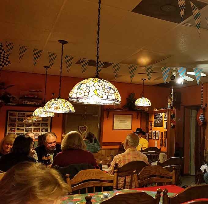 A full house of happy diners under glowing Tiffany lamps, the best restaurants always look exactly like this on a busy night.