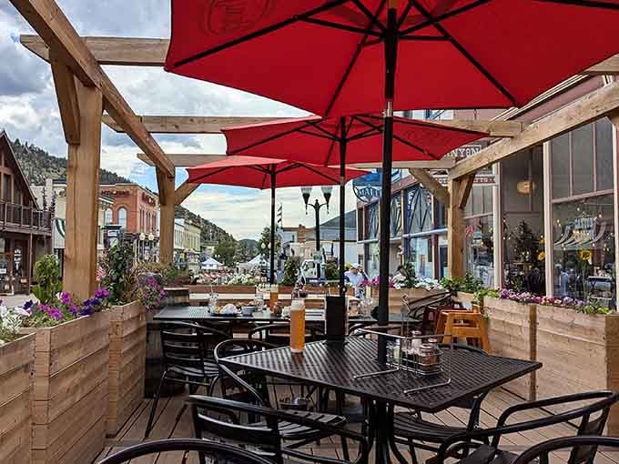 Red umbrellas, mountain views, fresh flowers, and a cold drink on the patio. Someone planned this perfectly.