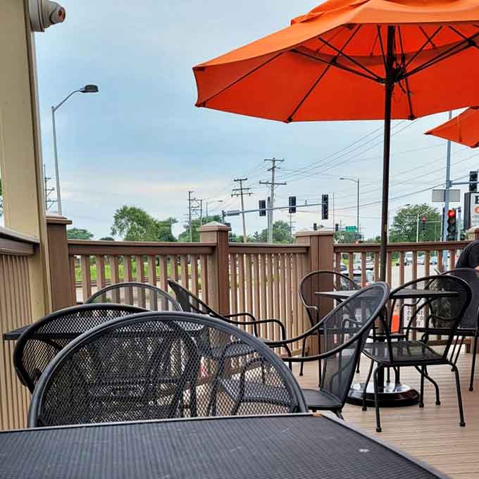 Orange umbrellas, open air, and the smell of smoked meat drifting by, pure suburban paradise.