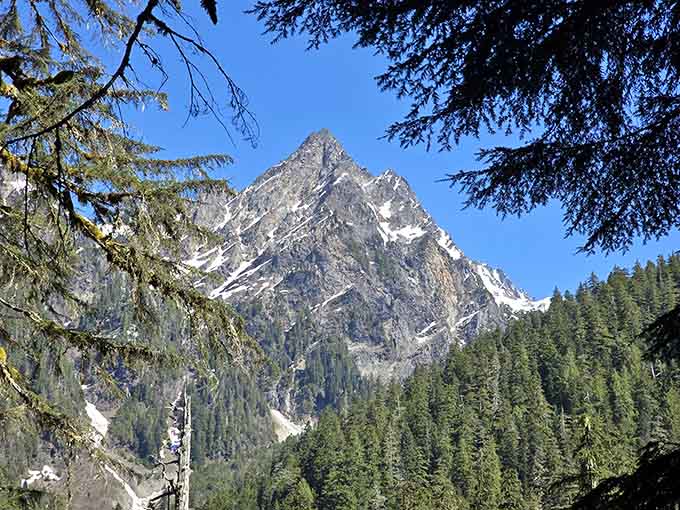 That peak stands there like it's auditioning for the role of "Most Photogenic Mountain."
