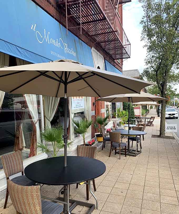 Il Mondo Vecchio's sidewalk tables practically beg you to sit down, order something Italian, and forget everything else.