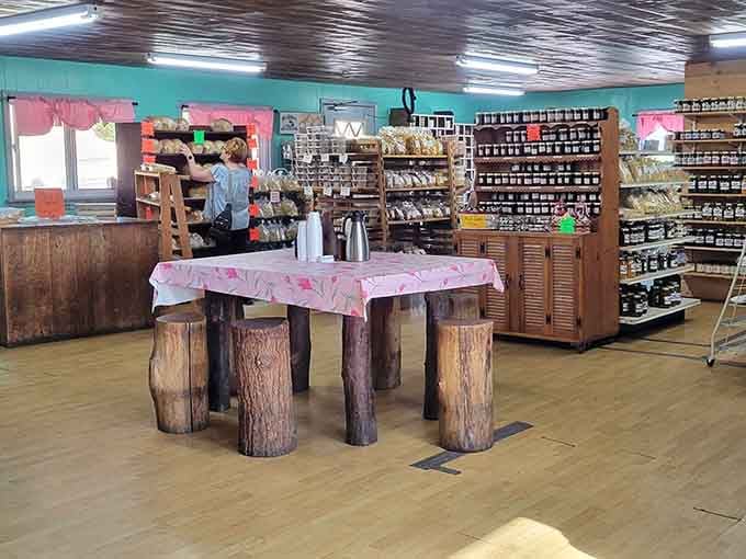 Log stools, a pink tablecloth, and shelves packed with jars, this seating area means serious business.
