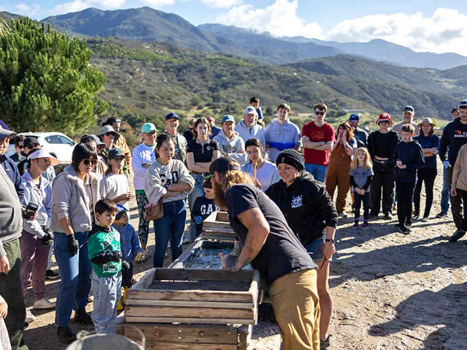 Before anyone digs, the briefing happens, and judging by the crowd, nobody skipped the orientation today.