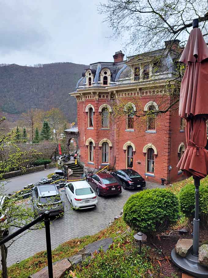 Even the parking lot view of this red-brick mansion is worth a second look. The mansard roof alone earns its keep.