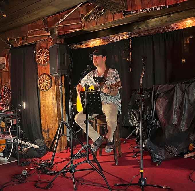 Live entertainment transforms dinner into an experience, because nothing pairs with great food quite like music that makes you smile.
