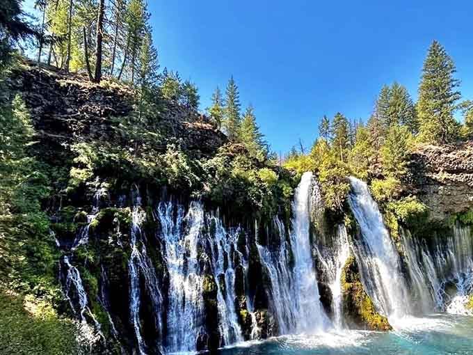 The full curtain of water in all its glory, and yes, it looks exactly this good in person.