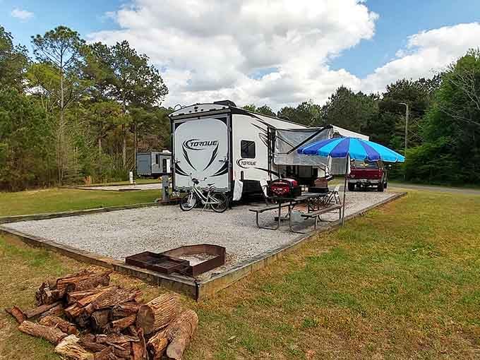 RV camping here comes with a fire pit, open skies, and the kind of quiet that city people pay good money to find.