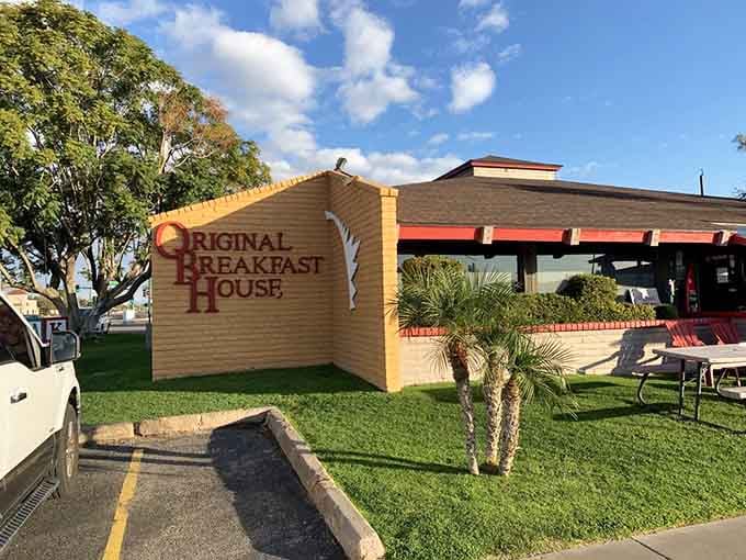 The welcoming exterior that's been greeting hungry Phoenix residents, promising the kind of breakfast that becomes a tradition.