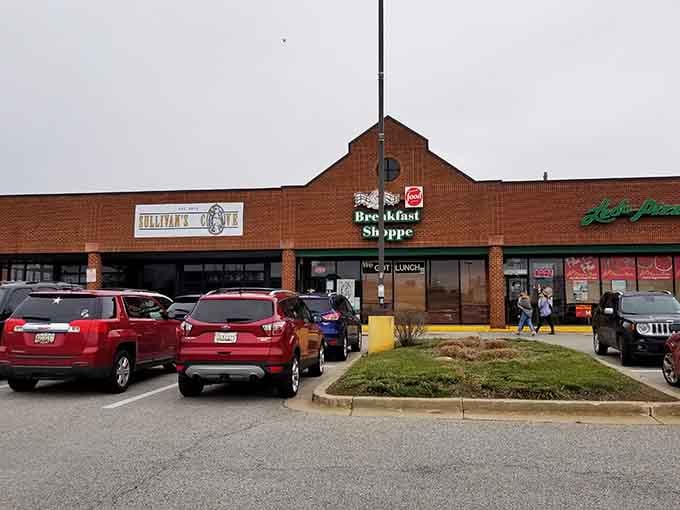 A full parking lot outside a strip mall in Severna Park. That's the universal sign for something worth stopping for.