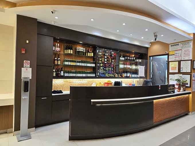 A full bar waiting quietly near the entrance, because some meals deserve a proper opening ceremony.