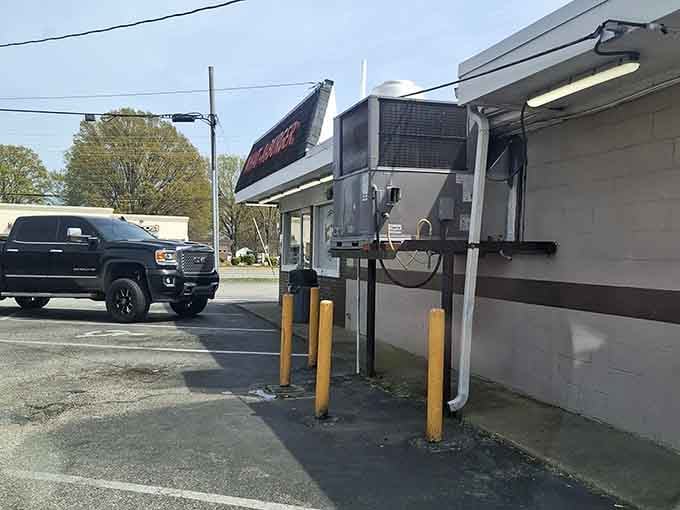 Pull into this parking lot and you're stepping into a time capsule of authentic American burger culture.