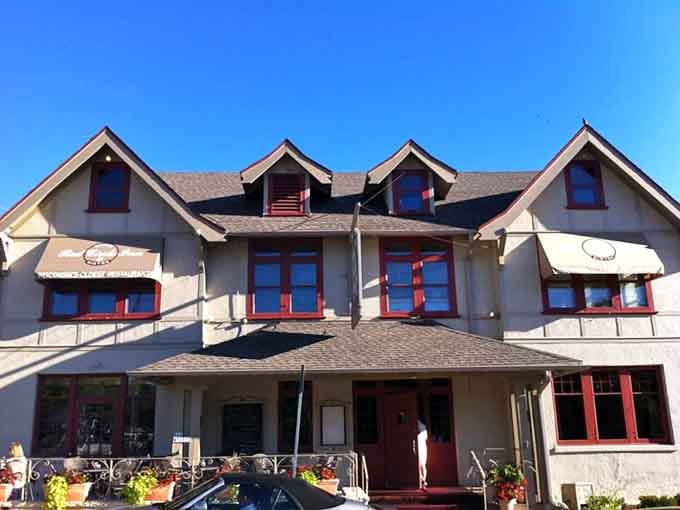 Those red-trimmed windows and flower boxes say "come in, stay awhile, and order dessert too."