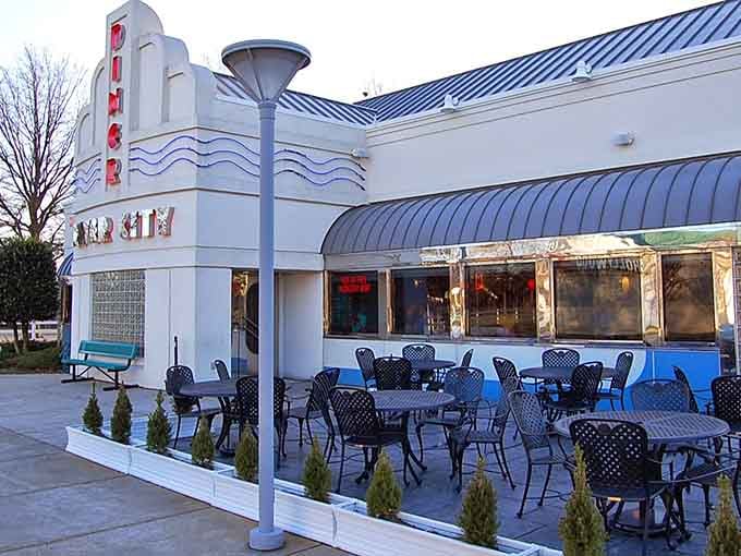 Those wrought iron patio chairs and art deco wave details make River City Diner look like a postcard worth keeping.