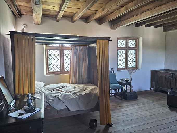 Four-poster beds and diamond-paned windows: colonial Virginians clearly had strong opinions about bedroom ambiance.
