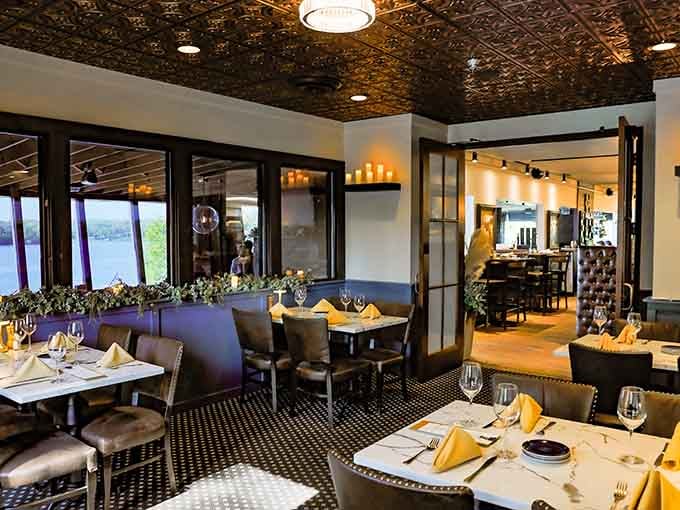 Elegant tables meet decorative tin ceilings while those lake views steal the show through floor-to-ceiling windows.