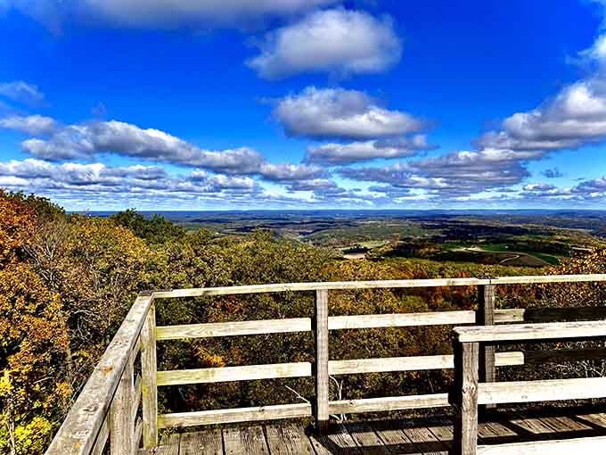 Standing on this deck feels like the whole Midwest decided to show off just for you. It delivers.