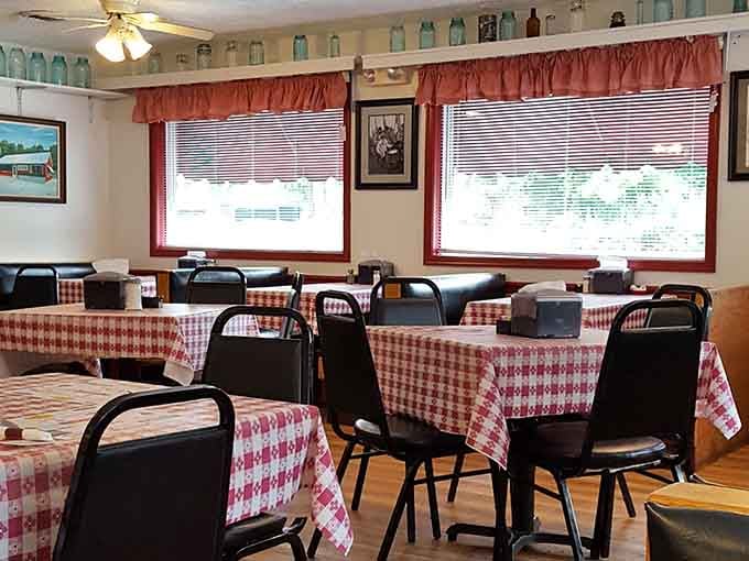 Red and white checkered tablecloths, mason jars lining the walls, ceiling fan overhead. Norman Rockwell would feel right at home.