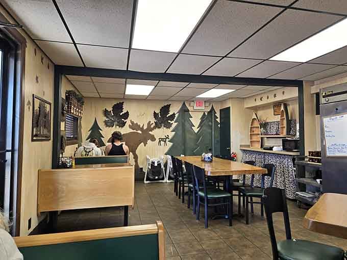 Northwoods murals, sturdy tables, and zero pretension. This is exactly where breakfast should happen.