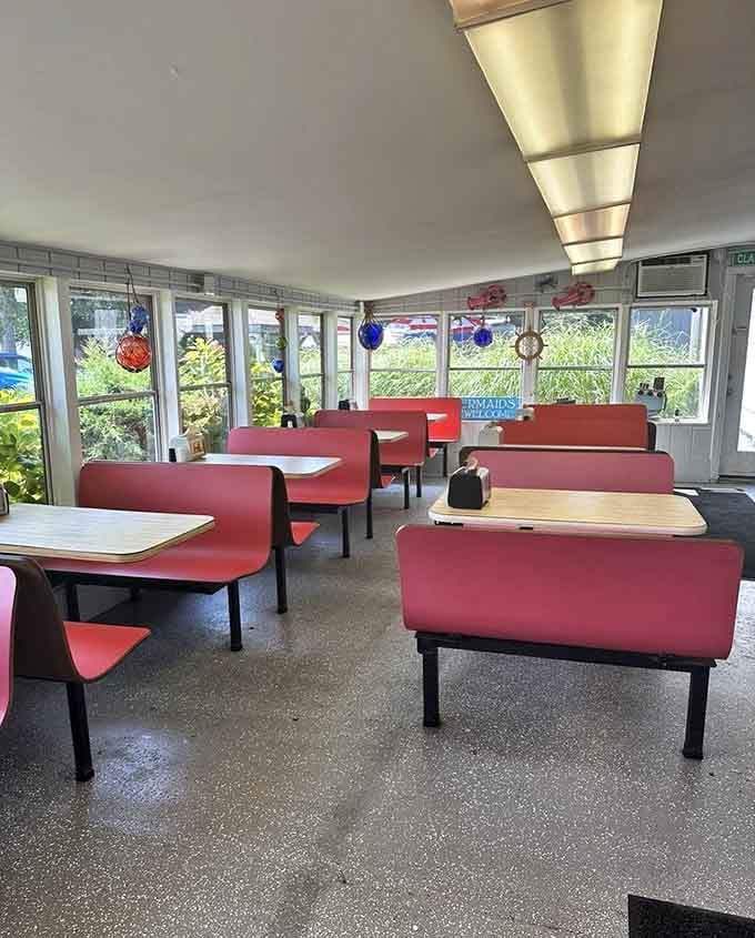 Red booths, big windows, and zero pretension. This is exactly where a great seafood lunch should happen.