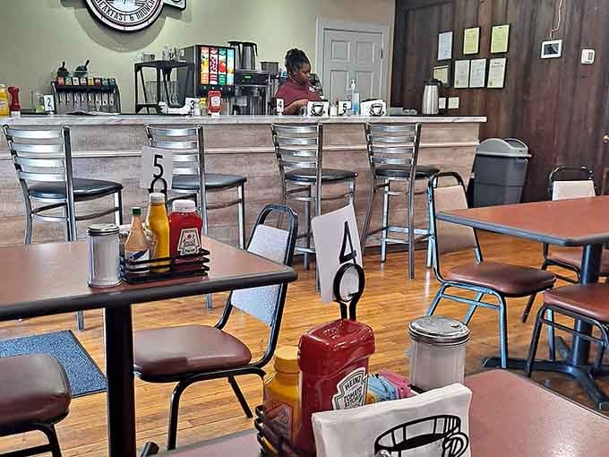 Counter stools, wooden floors, and the smell of something wonderful, Elicious keeps things beautifully simple inside.
