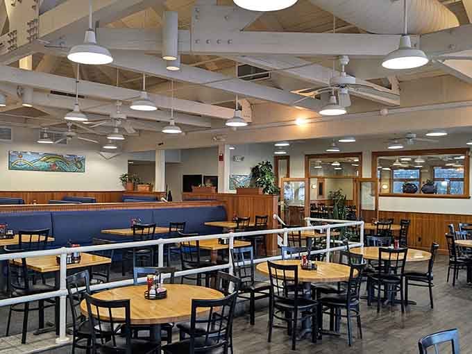 Spacious, bright, and inviting, this dining room proves Indiana knows how to do waterfront dining right.