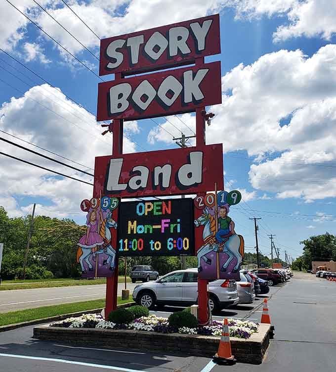 That retro roadside sign has been stopping cars in their tracks for decades, and honestly, good for it.