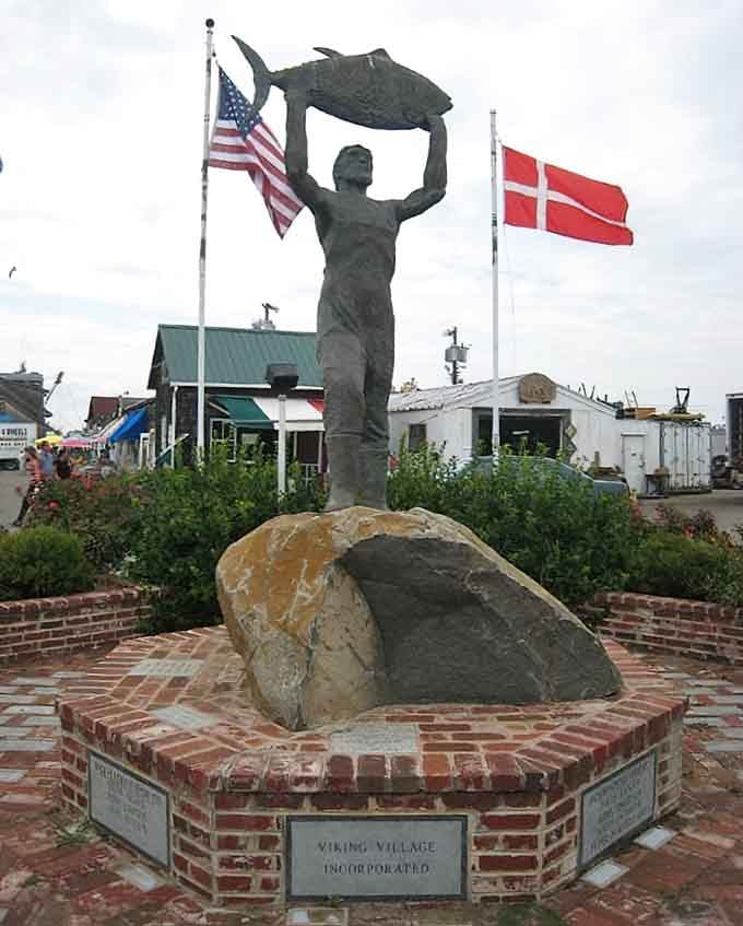 This fisherman statue celebrates the real heroes of the Jersey Shore, the ones who brave the ocean daily.