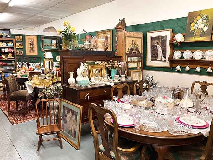 Crystal, china, and candlelight vibes, this dining section makes every Sunday dinner look like a royal occasion.