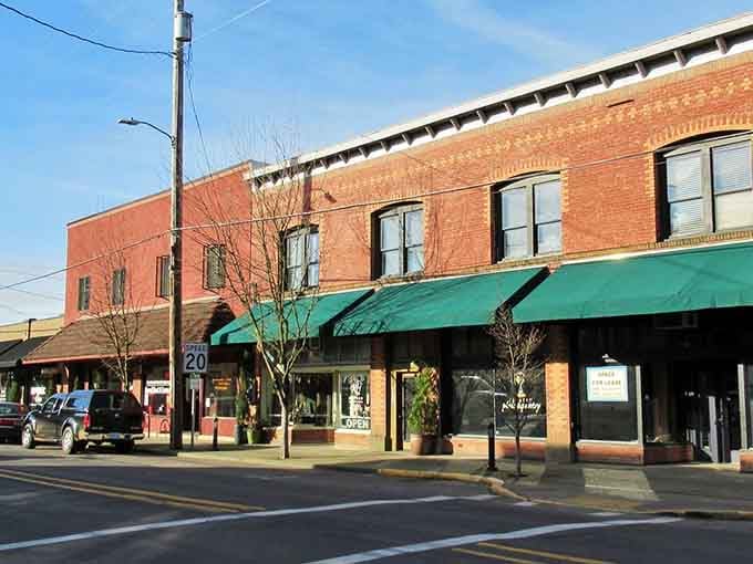 Carlton's green awnings and brick storefronts whisper "slow down, stay awhile, and maybe order dessert too."