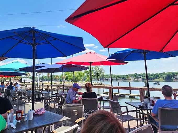 Red and blue umbrellas, sunshine, and dockside dining. Papa Doc's knows how to throw a lakeside lunch party.